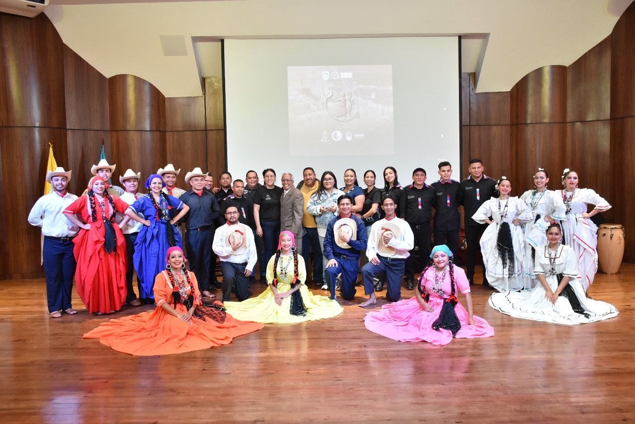 Emotivo encuentro en honor a Brandon Rodríguez Baca realizó ARTE-UNAH ...